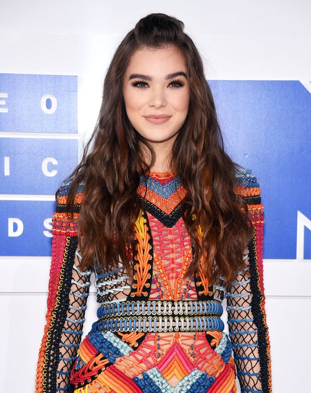 Hailee Steinfeld’s Boosted Braids | Every Detail on the Best Hair ... Hailee Steinfeld’s Boosted Braids | Every Detail on the Best Hair ...